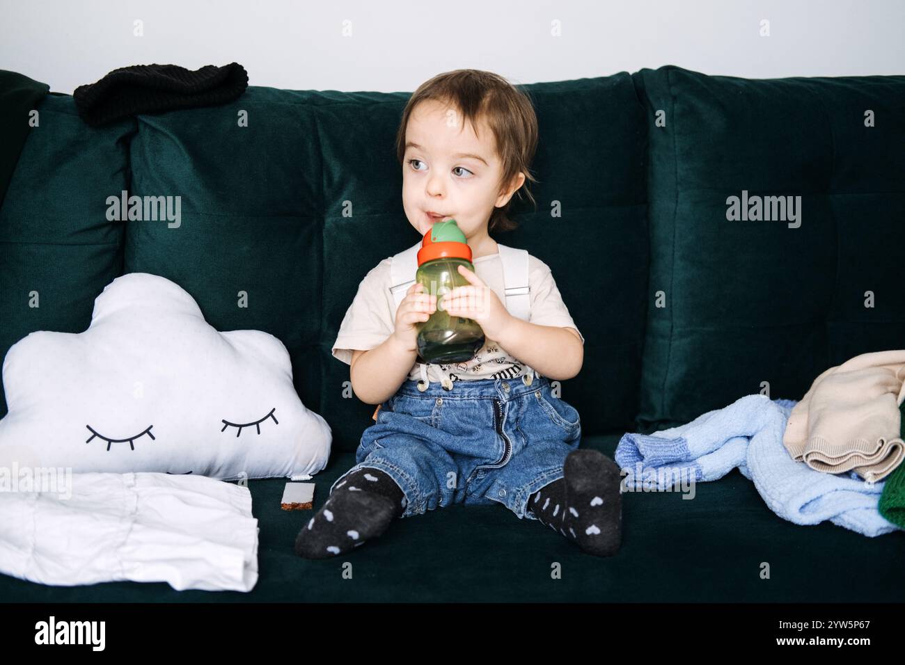 Self bottle feeding hi-res stock photography and images - Alamy