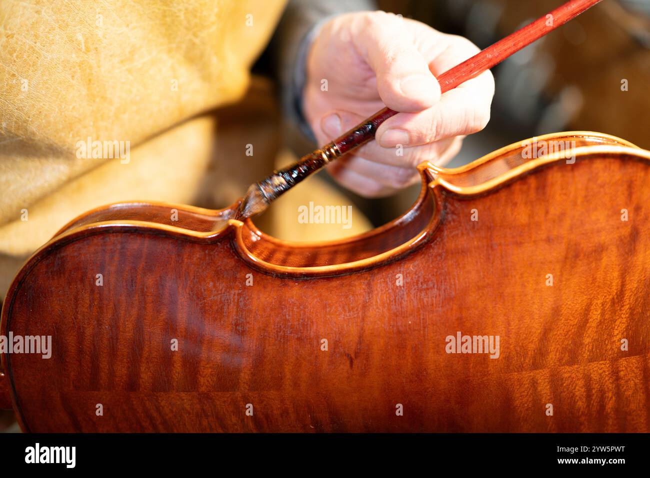 Craftsman making a violin italian hi-res stock photography and images ...