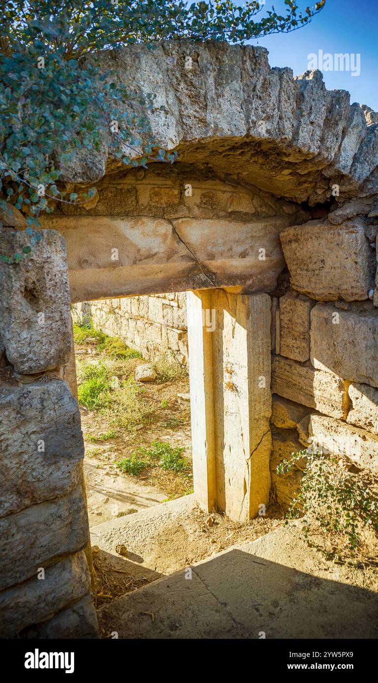 Ruins sculptures ancient greek hi-res stock photography and images - Alamy