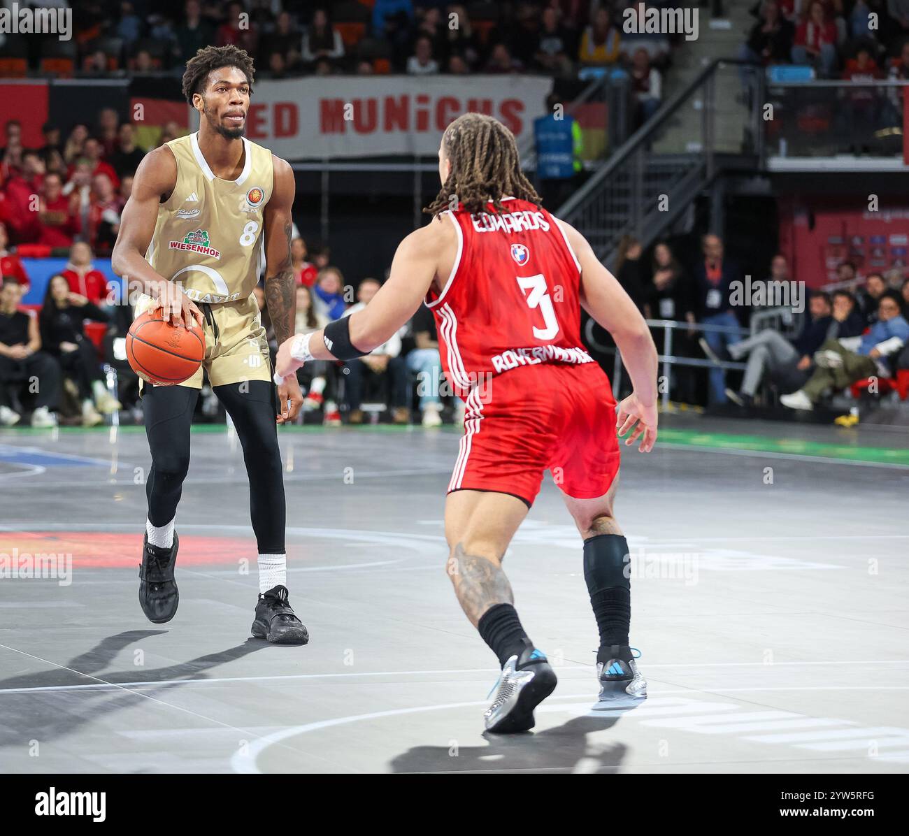 Brandon Randolph (SC RASTA Vechta, #08) am Ball mit Carsen Edwards (FC ...