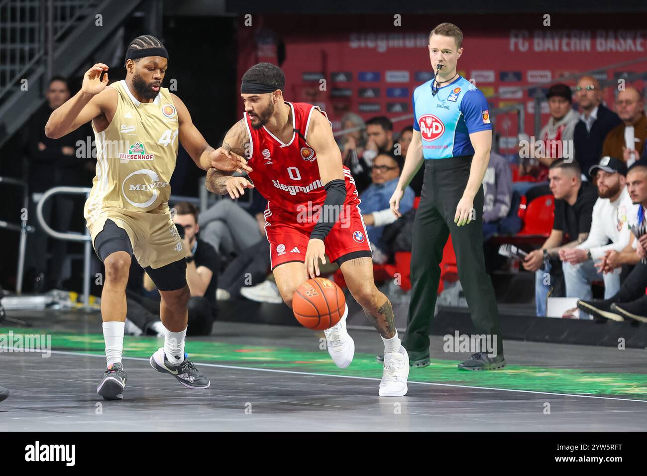Nick Weiler-Babb (FC Bayern Basketball, #00) am Ball mit Lloyd Pandi ...