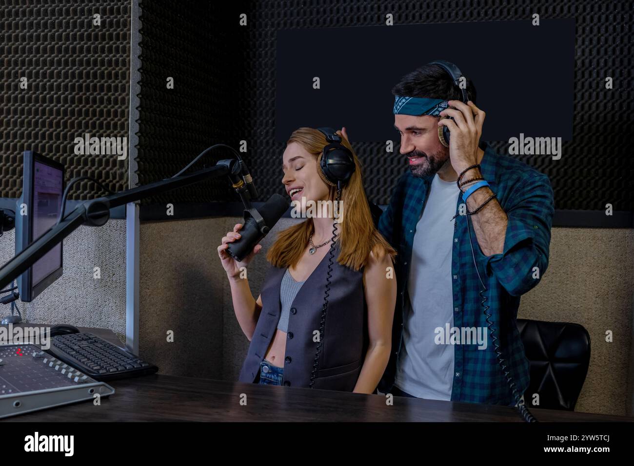 Duet and singing hi-res stock photography and images - Alamy