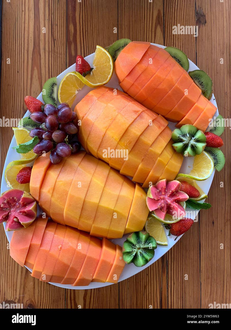 Colorful fruit platter with papaya, kiwi and guava Stock Photo - Alamy