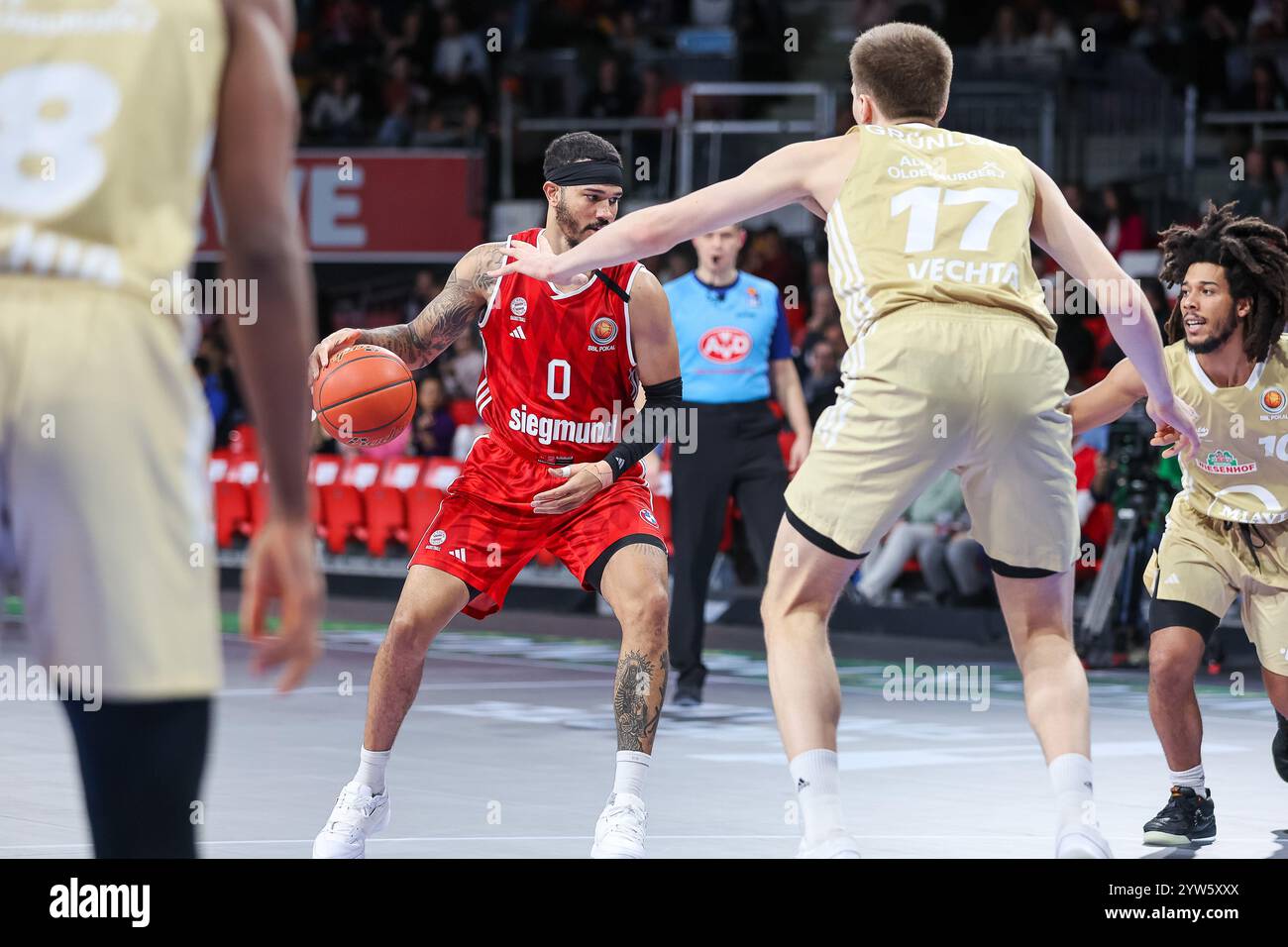 Nick Weiler-Babb (FC Bayern Basketball, #00) mit Ball mit Johann ...