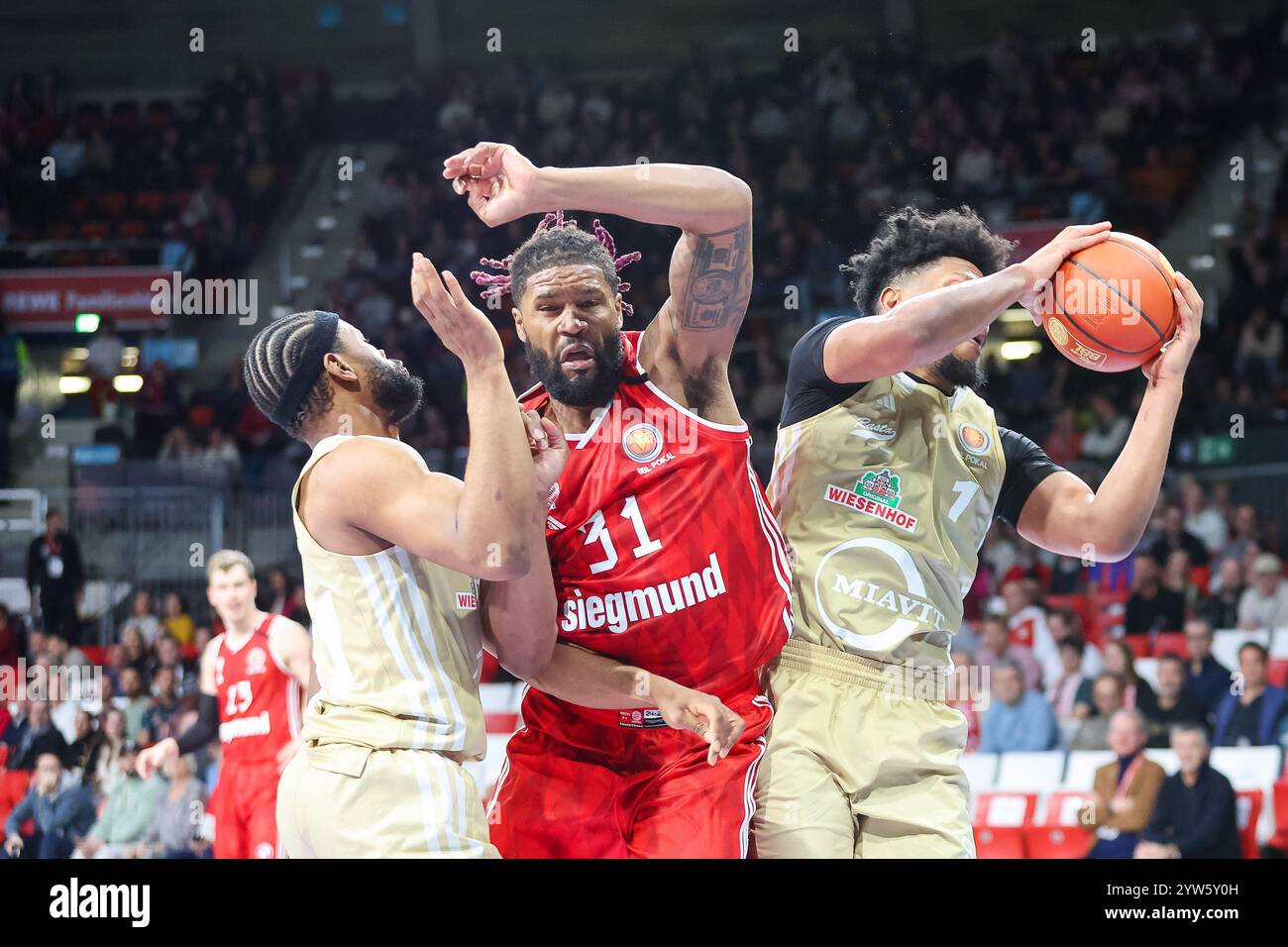 Devin Booker (FC Bayern Basketball, #31) mit Jayden Gardner (SC RASTA ...