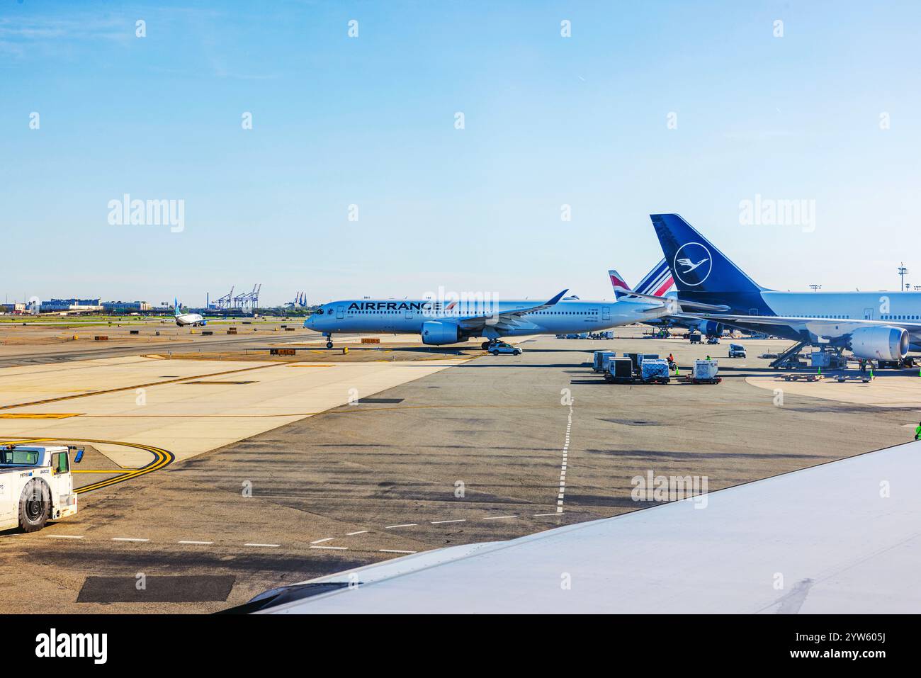 Airplanes from Air France and Lufthansa on tarmac at Newark airport ...