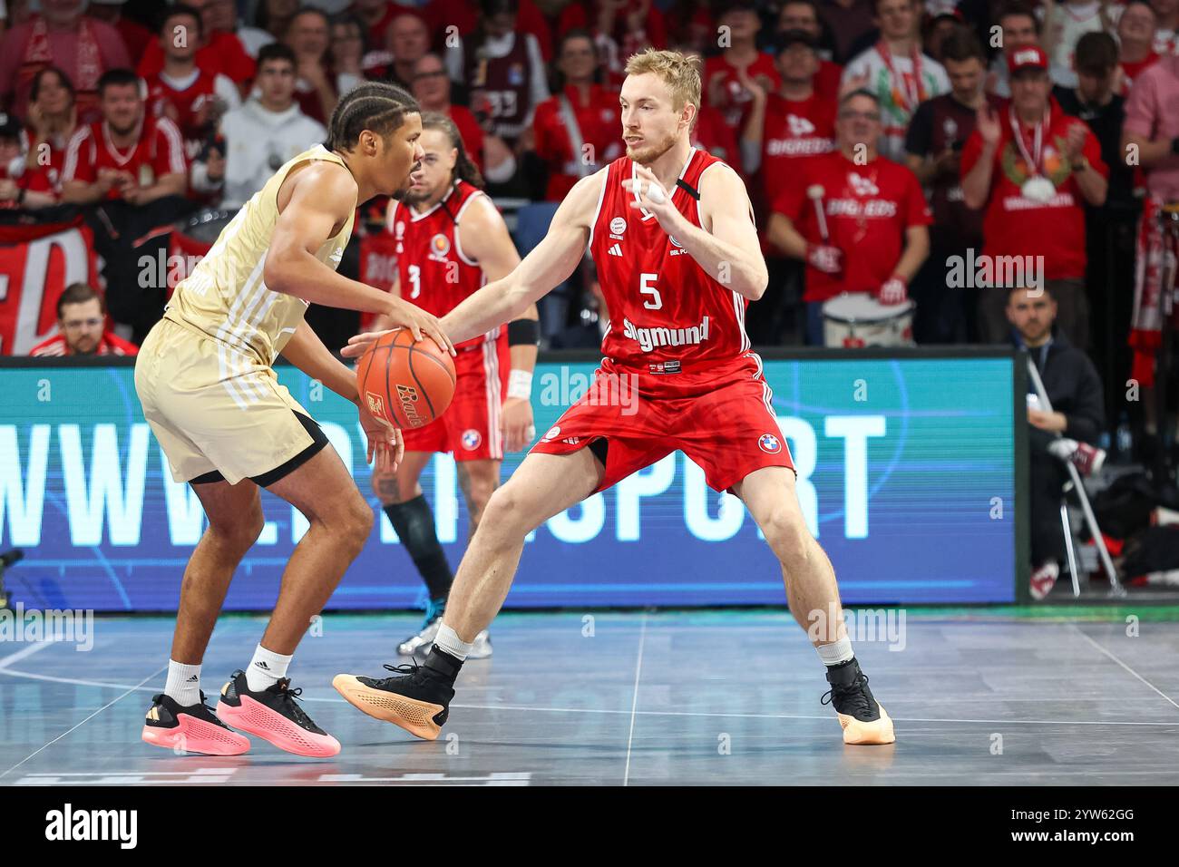 Mike Bothwell (SC RASTA Vechta, #00) am Ball mit Niels Giffey (FC Bayern Basketball, #05), GER ...