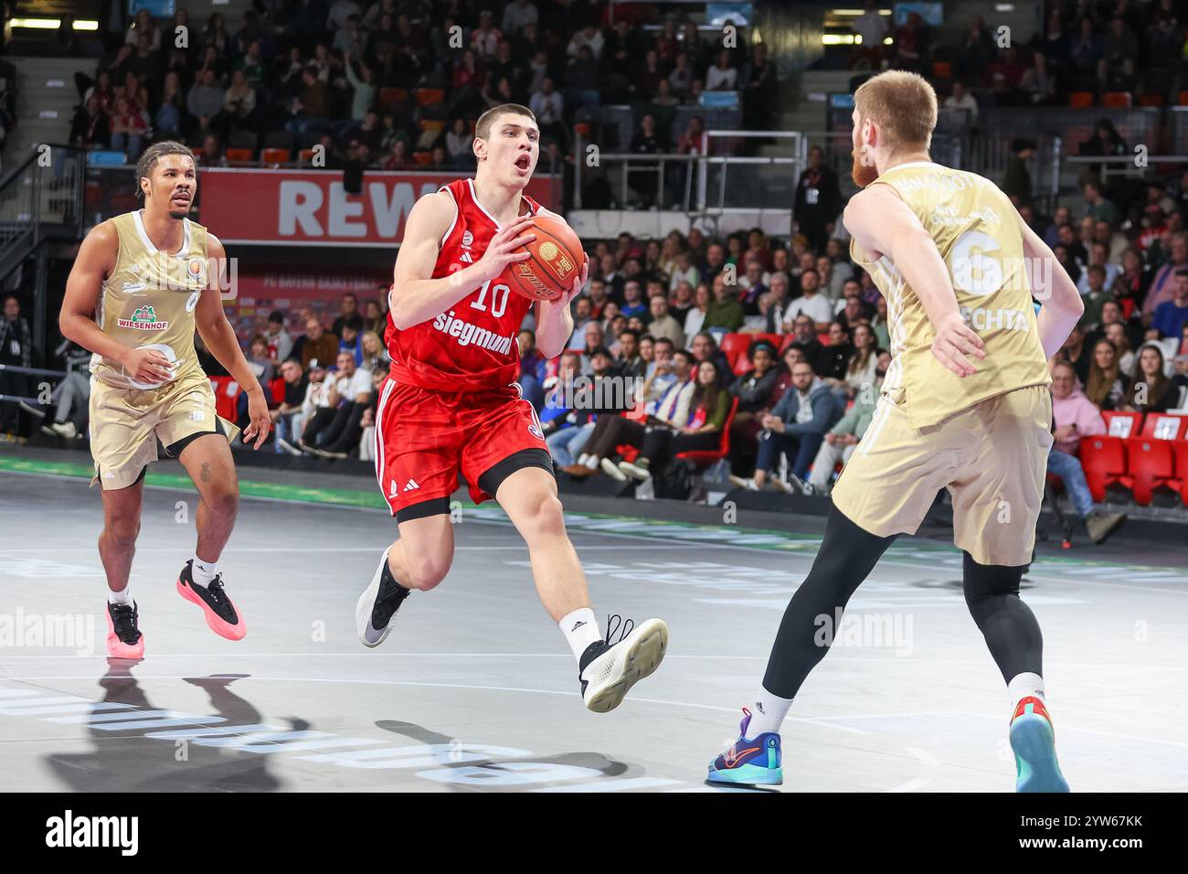 Ivan Kharchenkov (FC Bayern Basketball, #10) mit Ball, GER, FC Bayern ...
