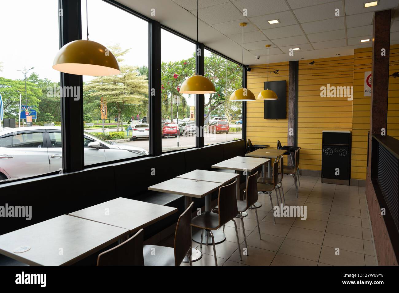 Interior view mcdonalds restaurant hi-res stock photography and images ...