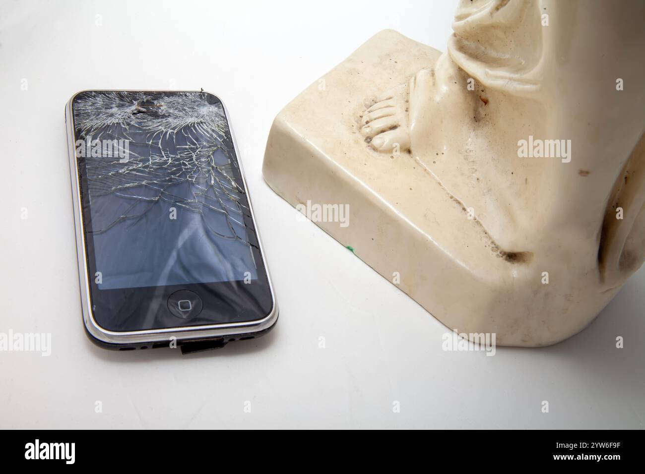 Statue with mobile phone hi-res stock photography and images - Alamy