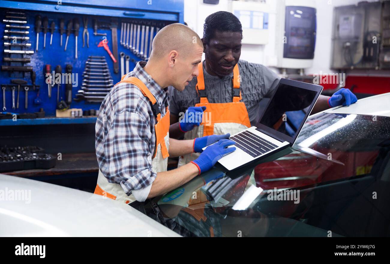 Male mechanic laptop diagnosing hi-res stock photography and images - Alamy