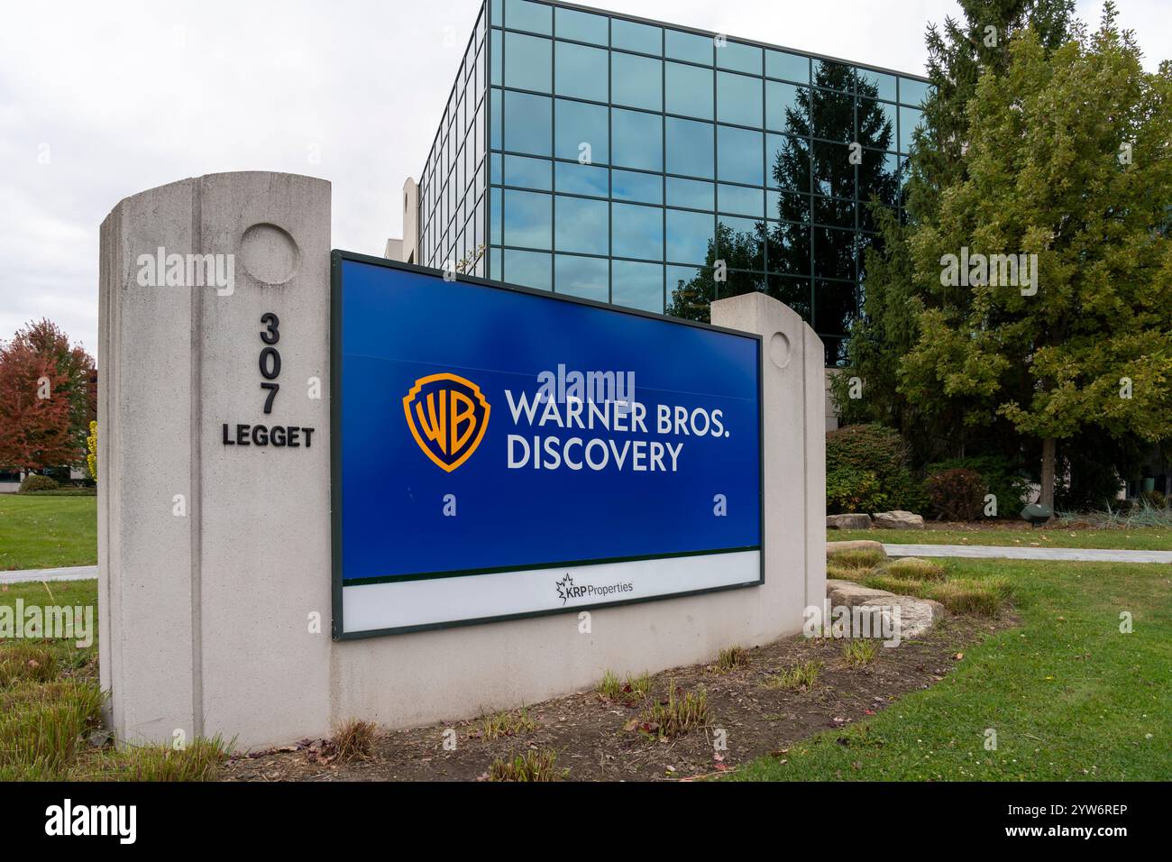 Warner bros discovery logo hi-res stock photography and images - Alamy