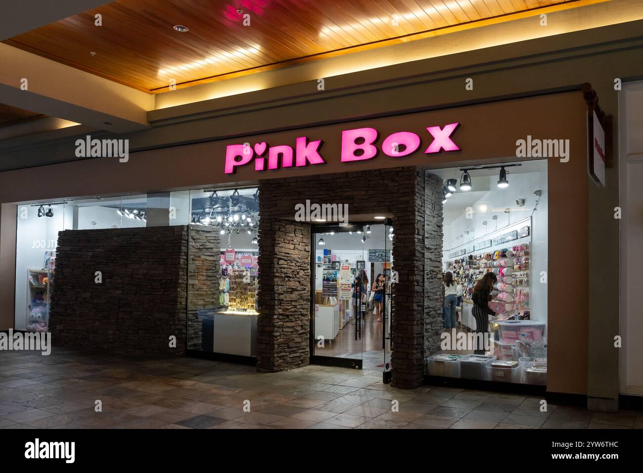 Gift store logo hi-res stock photography and images - Alamy