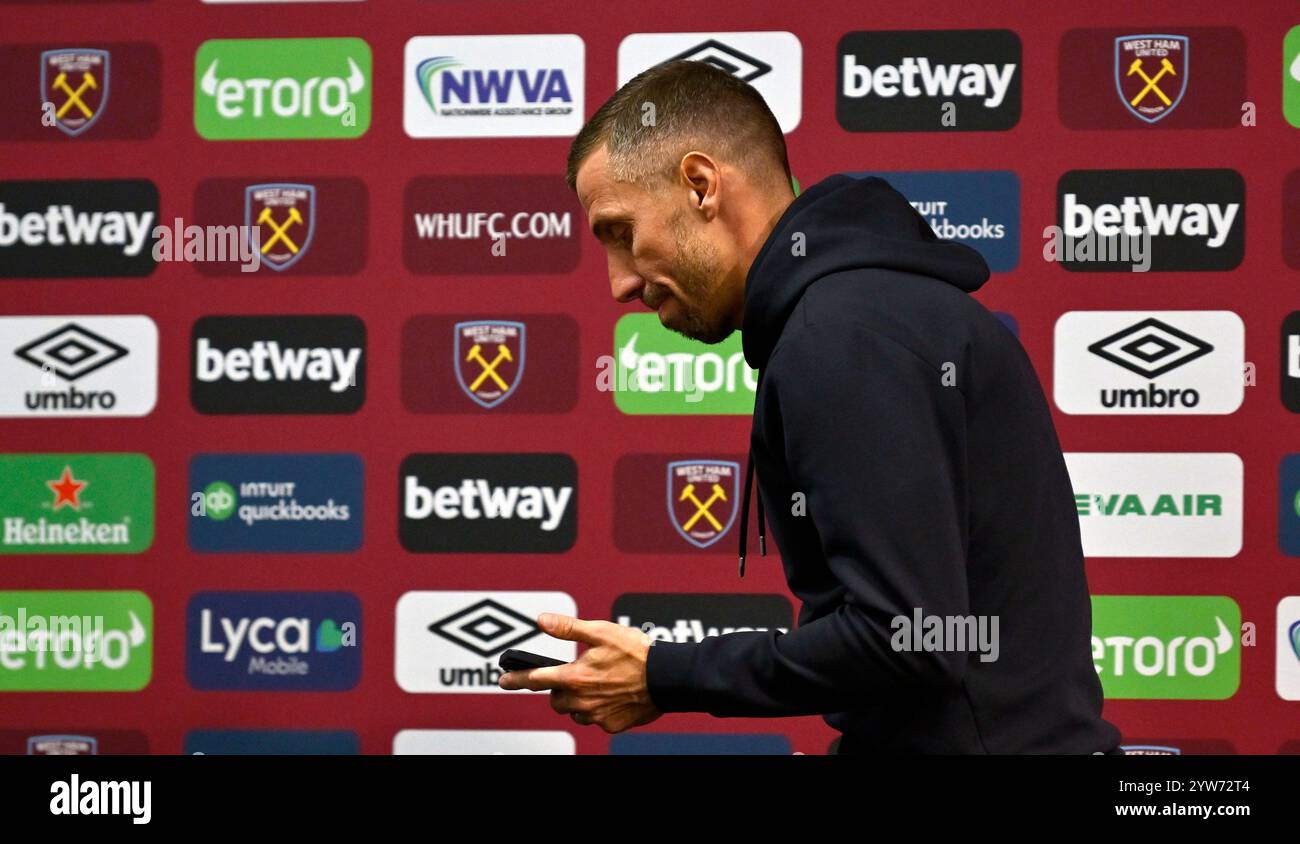 Gary o'neil wolves hi-res stock photography and images - Alamy