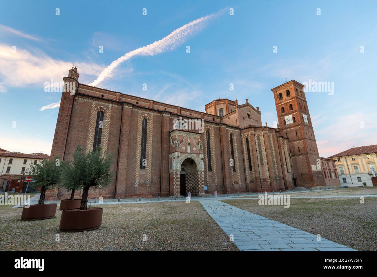 Cattedrale di santa maria assunta asti hi-res stock photography and ...