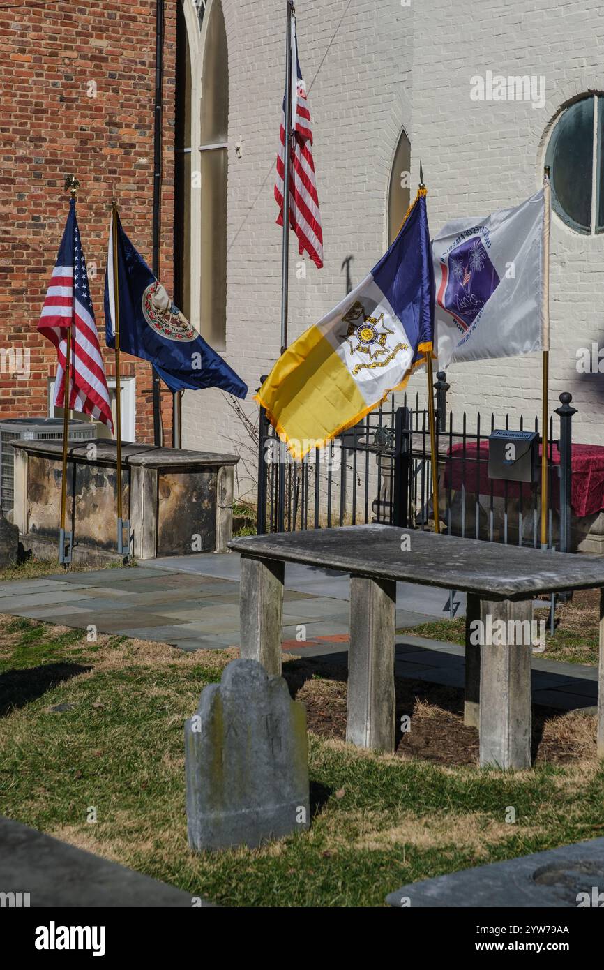 Grave (Inside the railing) of the Unknown Soldier of the American ...