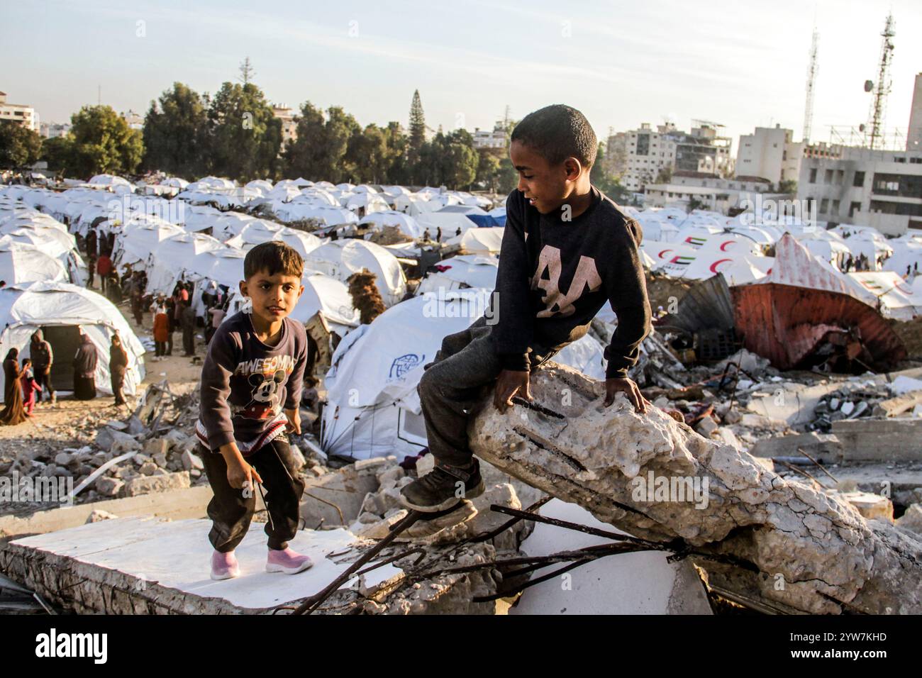 Displaced palestinian children play hi-res stock photography and images ...