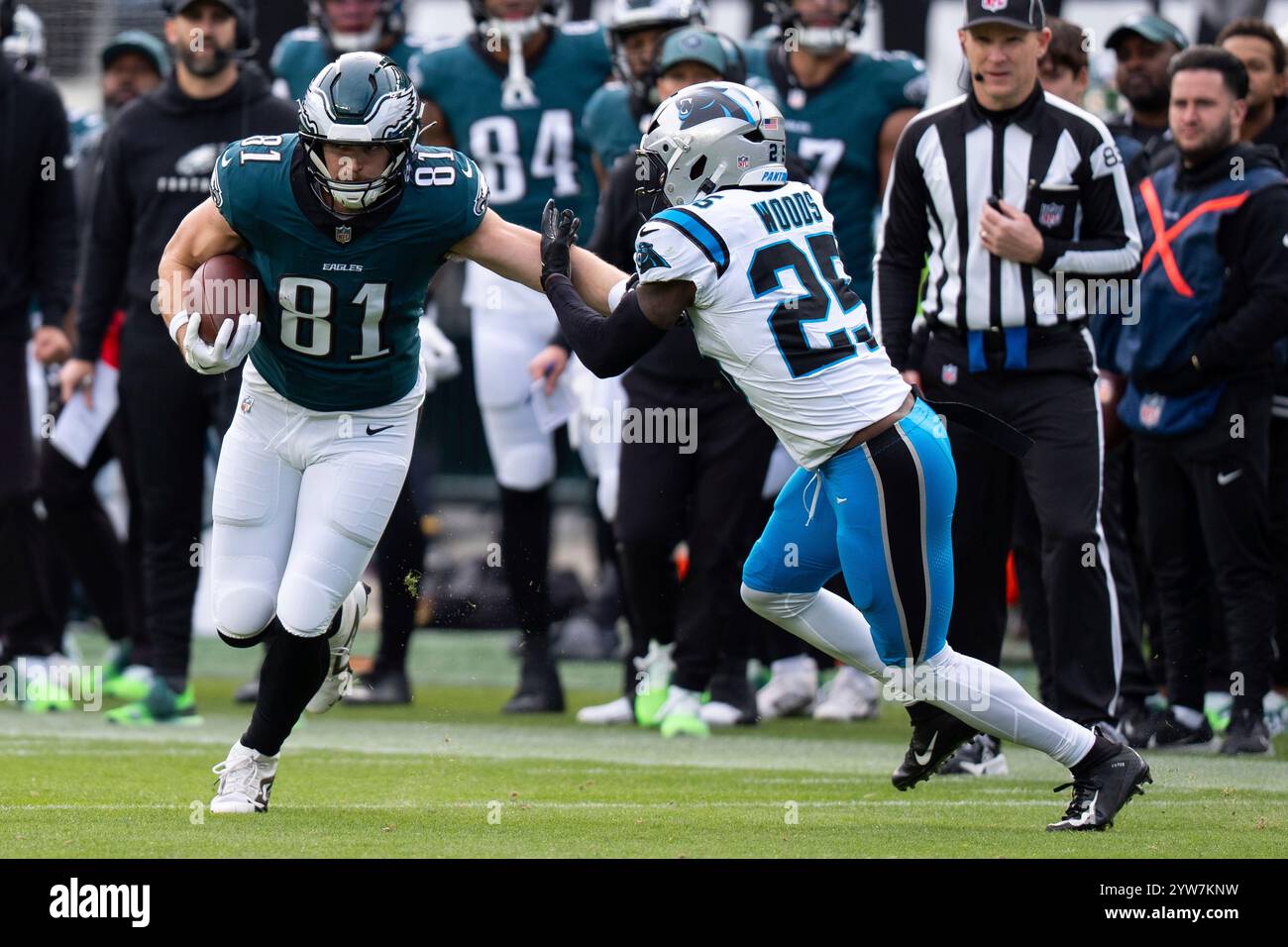Philadelphia Eagles tight end Grant Calcaterra (81) runs with the ball ...