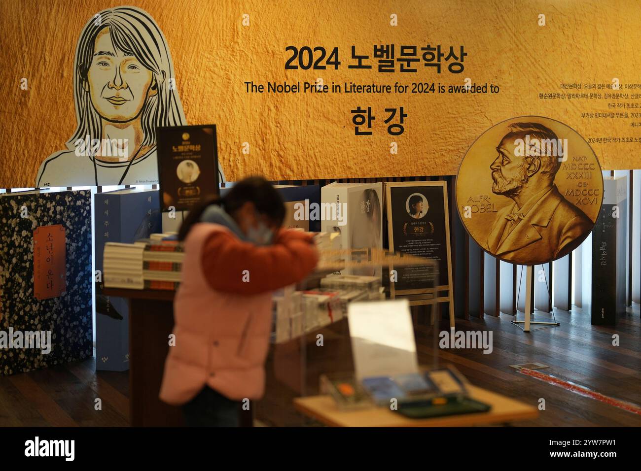 A visitor writes a congratulation message for South Korean author Han ...