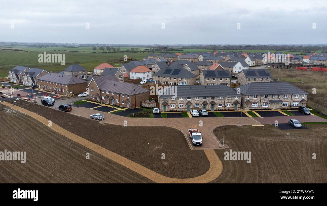 Cottenham, UK. 09th Dec, 2024. An aerial view of a housing development ...