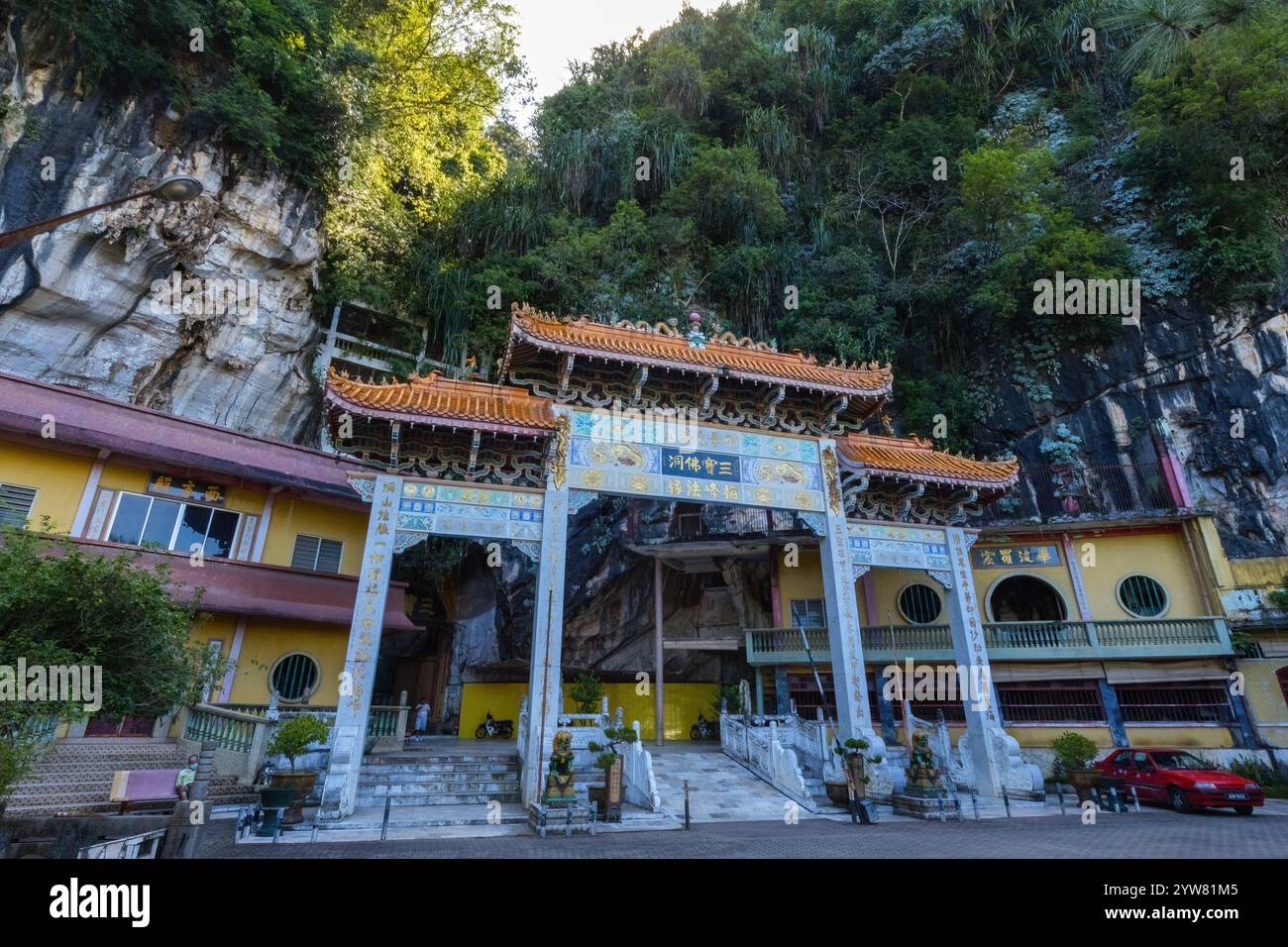 Entrance gate in Sam Poh Tong temple hidden in the mountains in Ipoh ...