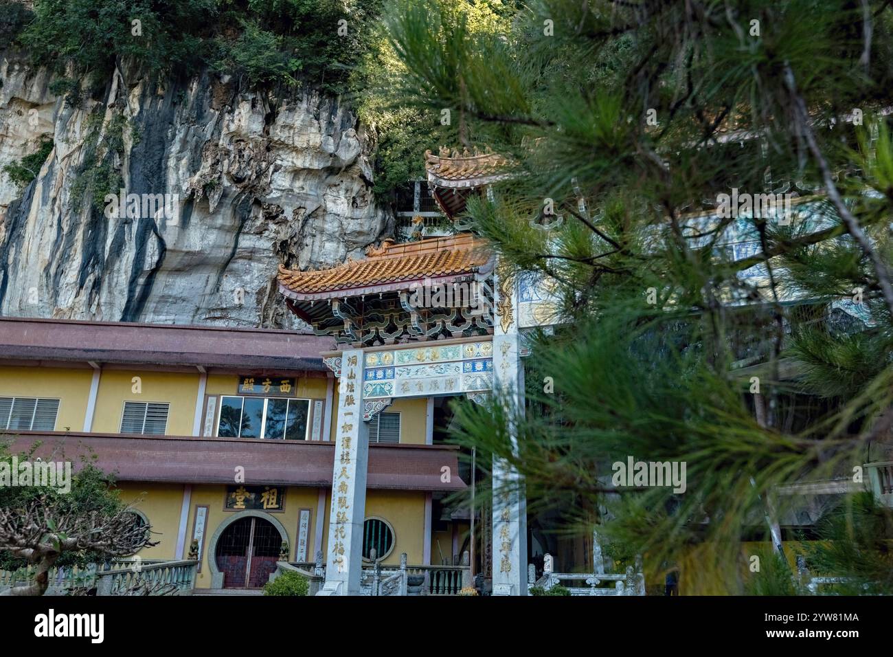 Entrance gate in Sam Poh Tong temple hidden in the mountains in Ipoh ...