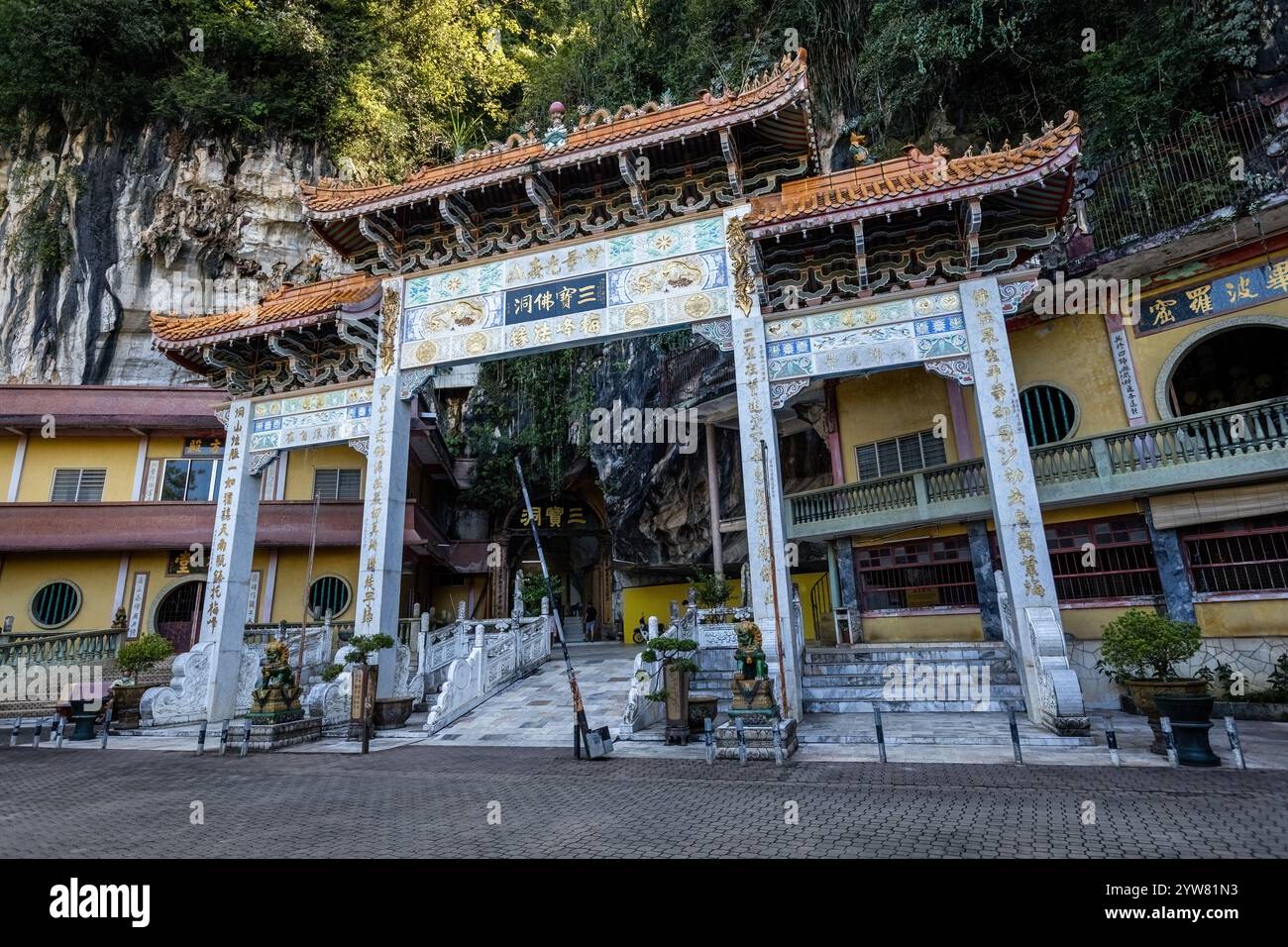 Entrance gate in Sam Poh Tong temple hidden in the mountains in Ipoh ...