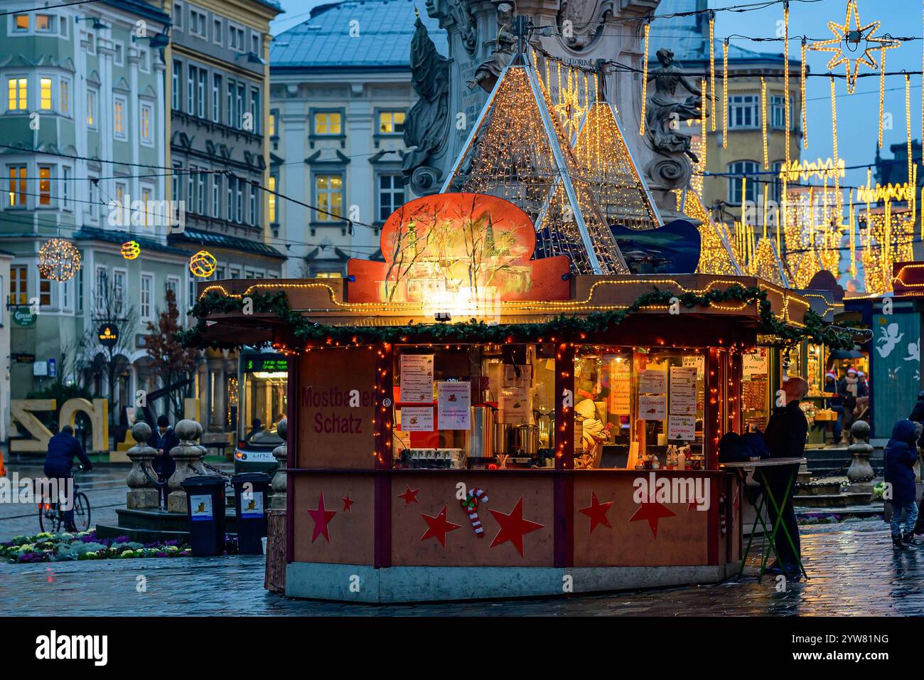 Linz, Austria, 09 Dez 2024, Advent Market at the main square *** Linz ...