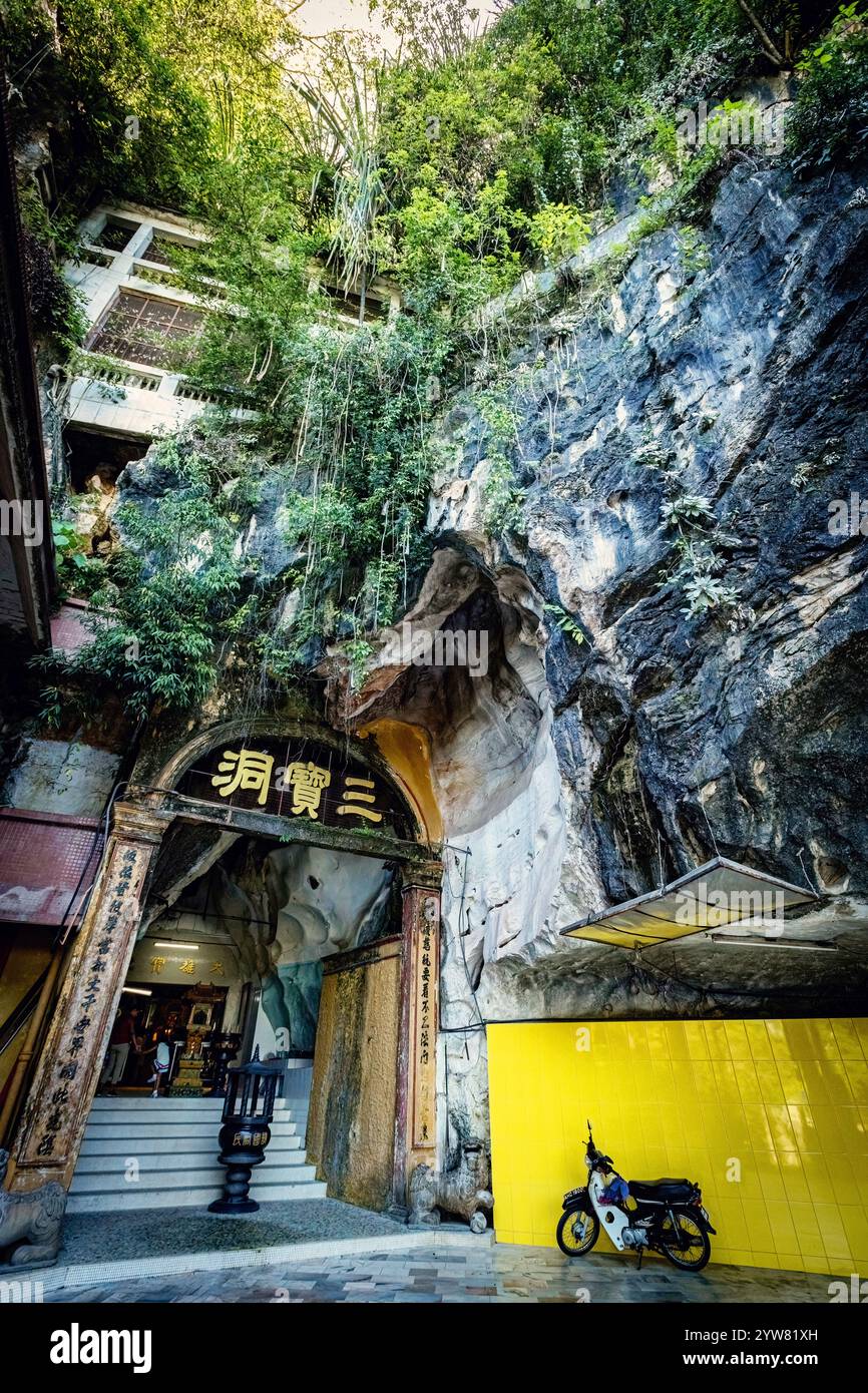 Entrance gate at Sam Poh Tong temple hidden in the mountains in Ipoh ...