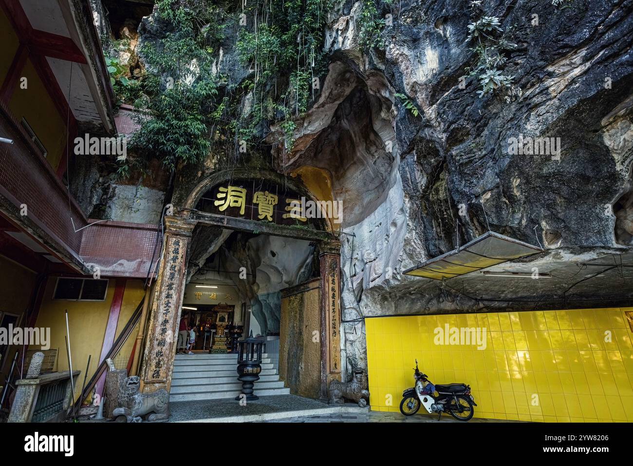 Entrance gate at Sam Poh Tong temple hidden in the mountains in Ipoh ...