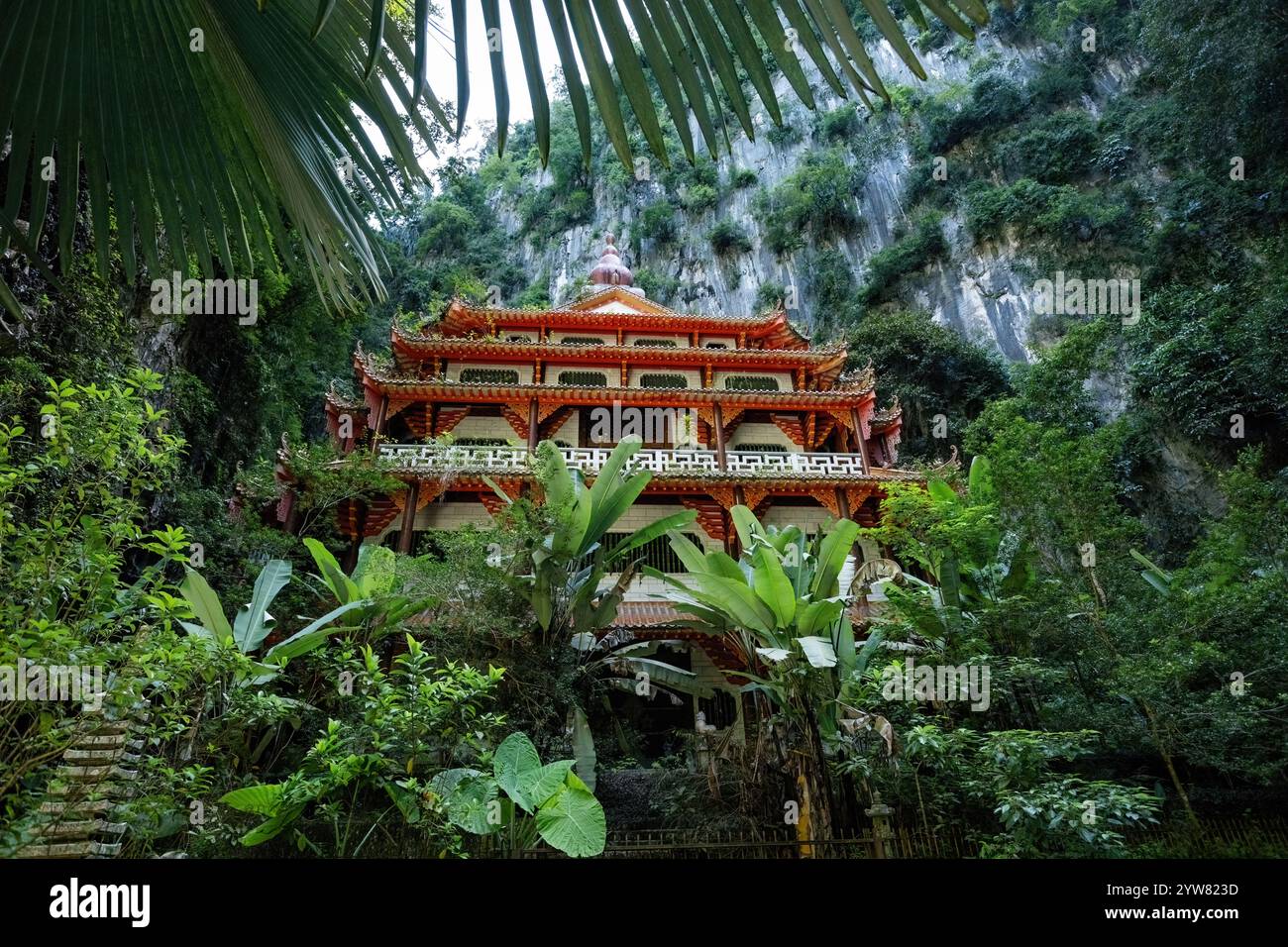 Spectacular view of Sam Poh Tong temple hidden in the mountains in Ipoh ...
