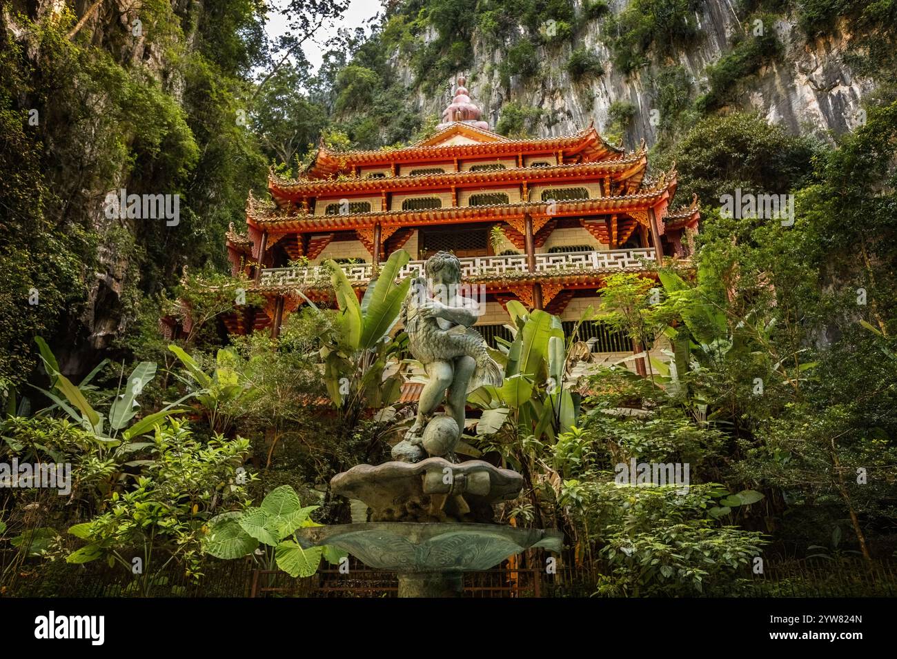 Spectacular view of Sam Poh Tong temple hidden in the mountains in Ipoh ...