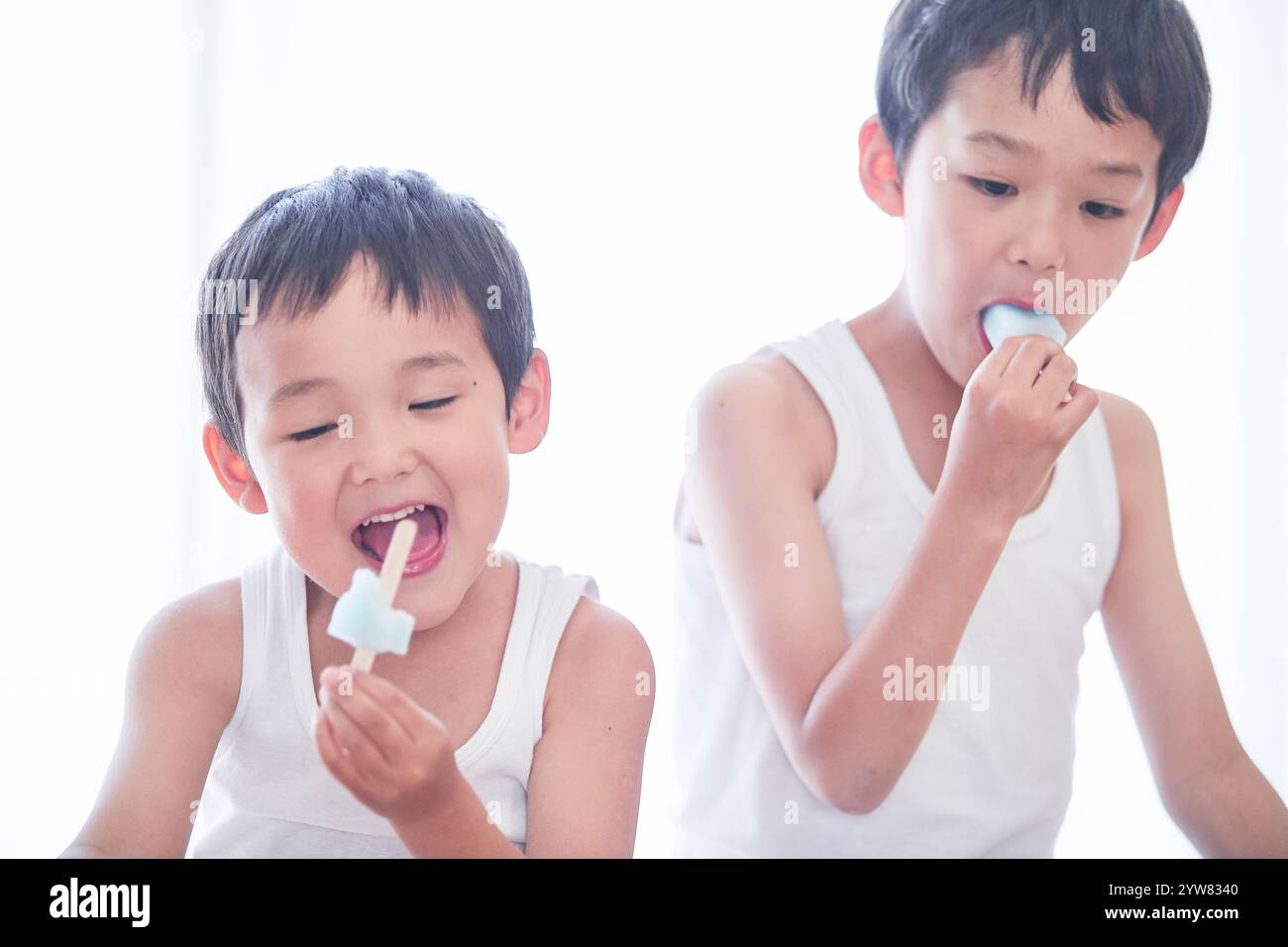 Boy eating popsicle Stock Photo - Alamy