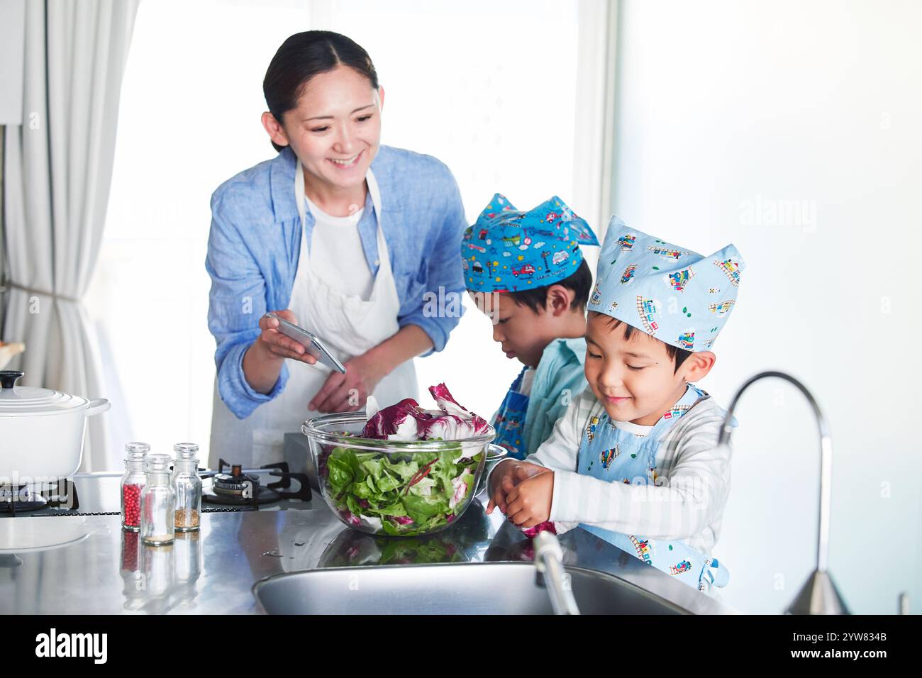 Primary children cooking at school hi-res stock photography and images ...