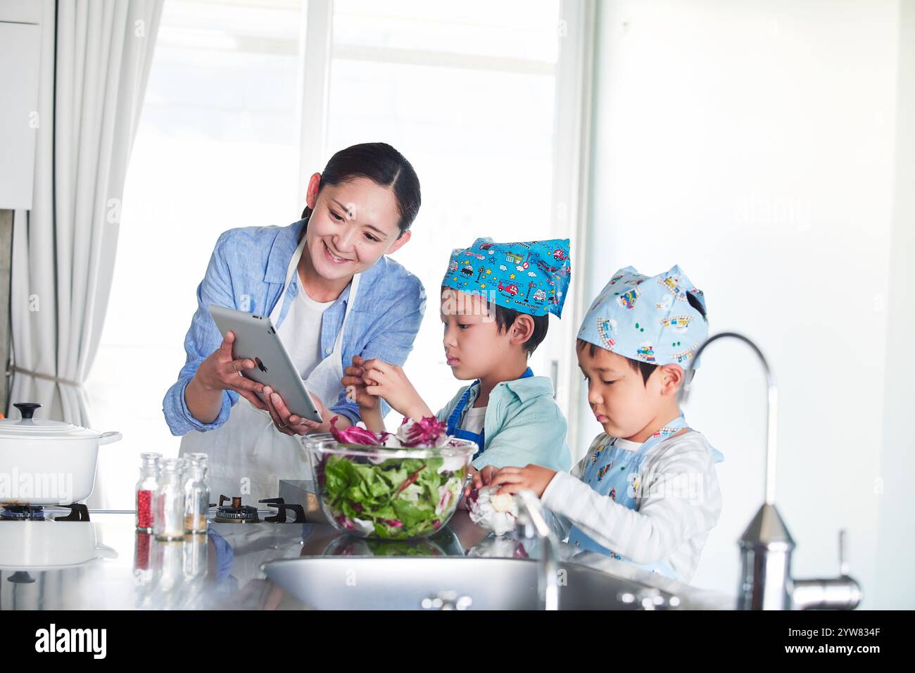 Primary children cooking at school hi-res stock photography and images ...