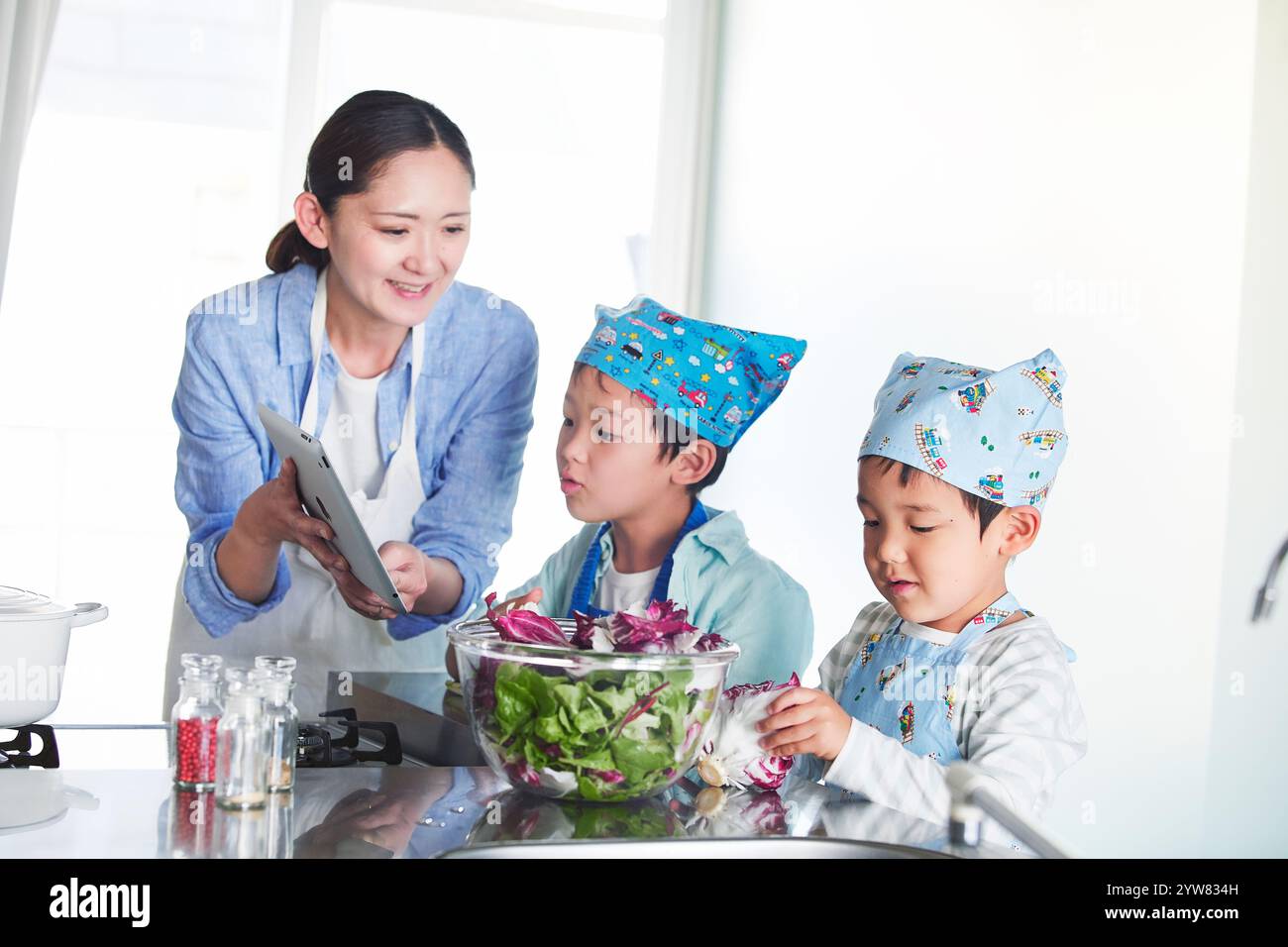 Primary children cooking at school hi-res stock photography and images ...