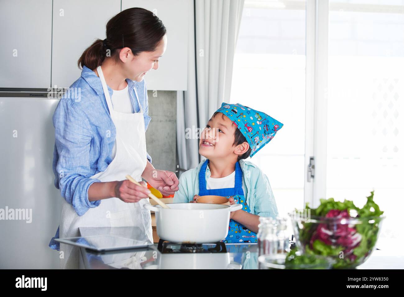 Primary child homework kitchen hi-res stock photography and images - Alamy