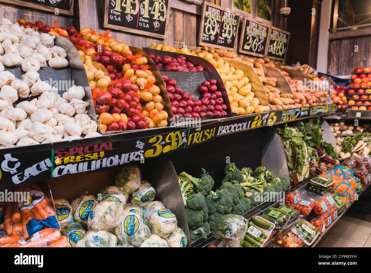 USA, Supermarket grocery shelves Stock Photo - Alamy