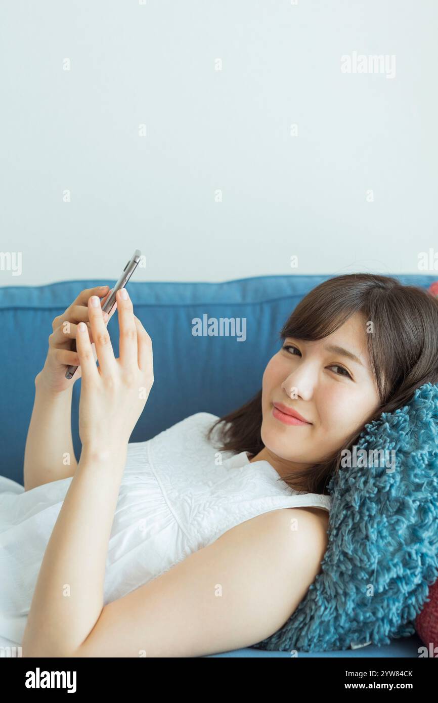 Side view young woman smartphone hi-res stock photography and images ...