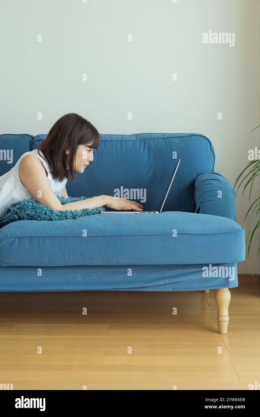 Young woman computer sofa hi-res stock photography and images - Alamy