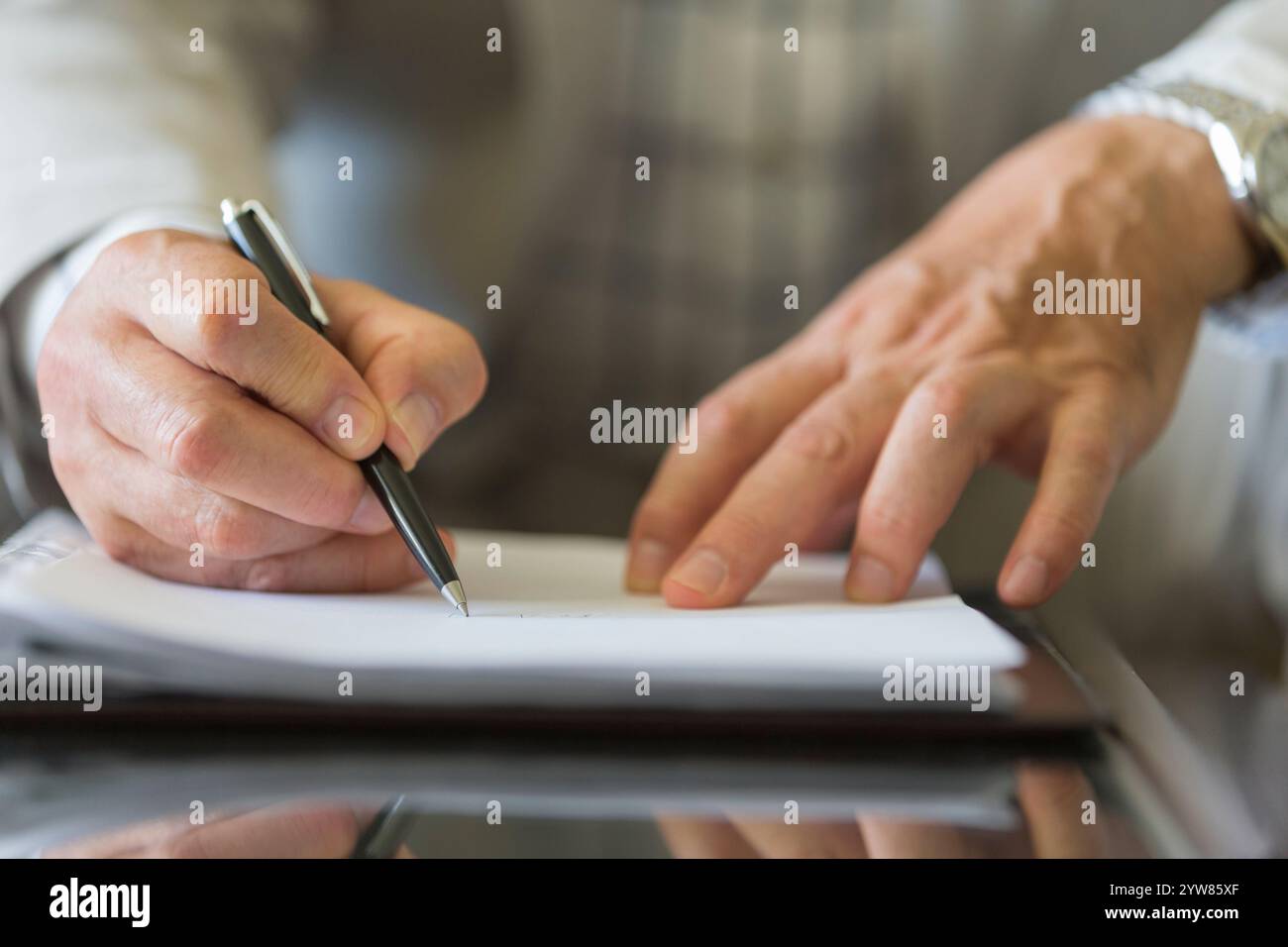 Senior hand signing hi-res stock photography and images - Alamy