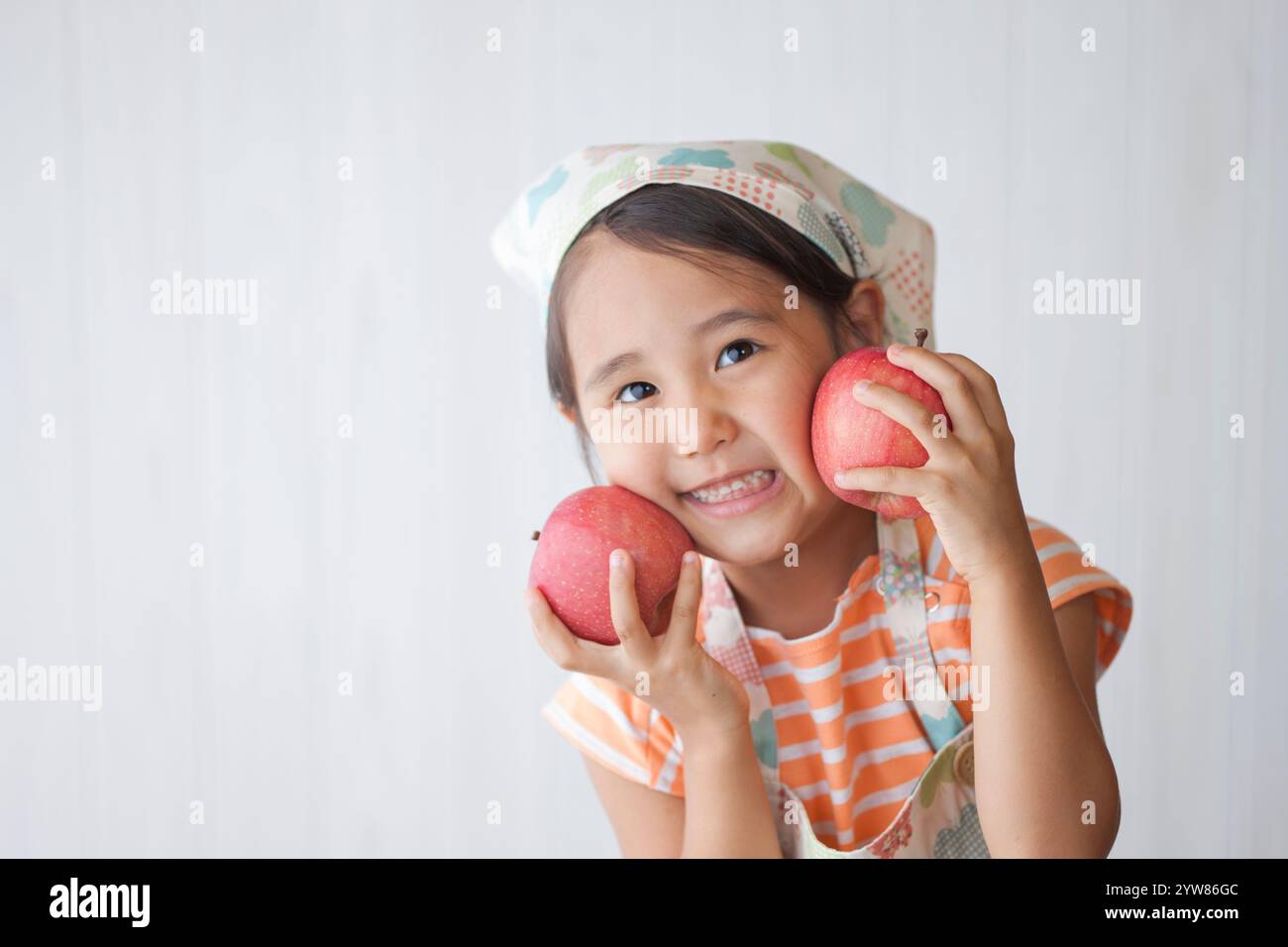 Girl posing apples hi-res stock photography and images - Alamy