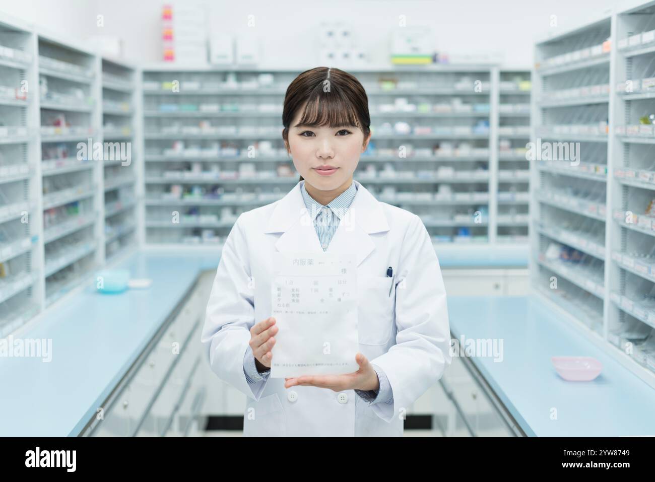 Laboratory staff woman front hi-res stock photography and images - Alamy