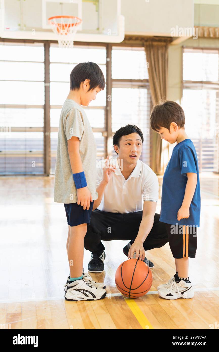 Coaching kids basketball hi-res stock photography and images - Alamy