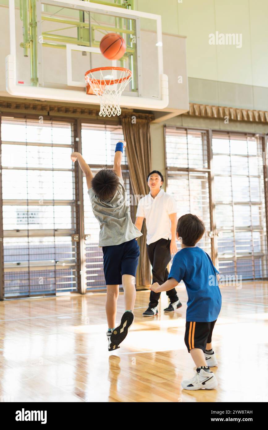 Coaching kids basketball hi-res stock photography and images - Alamy