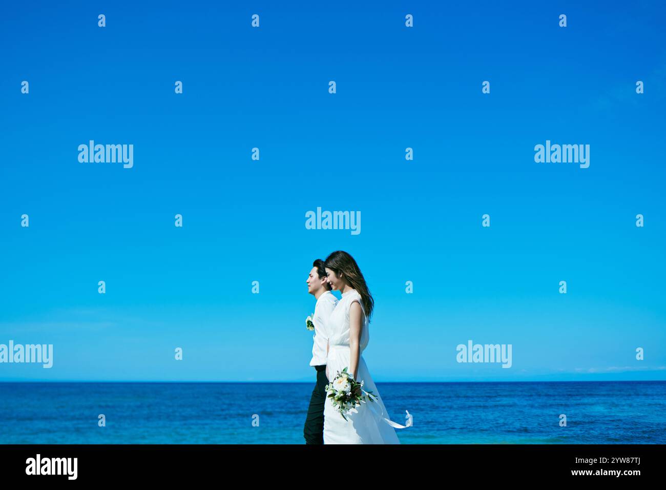 Wedding Couple Sea Stock Photo - Alamy