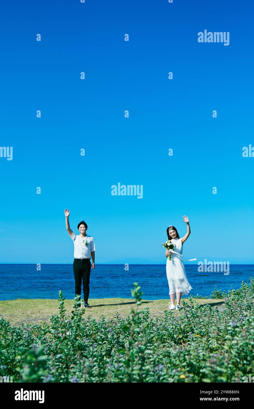 Shake hand marriage couple hi-res stock photography and images - Alamy