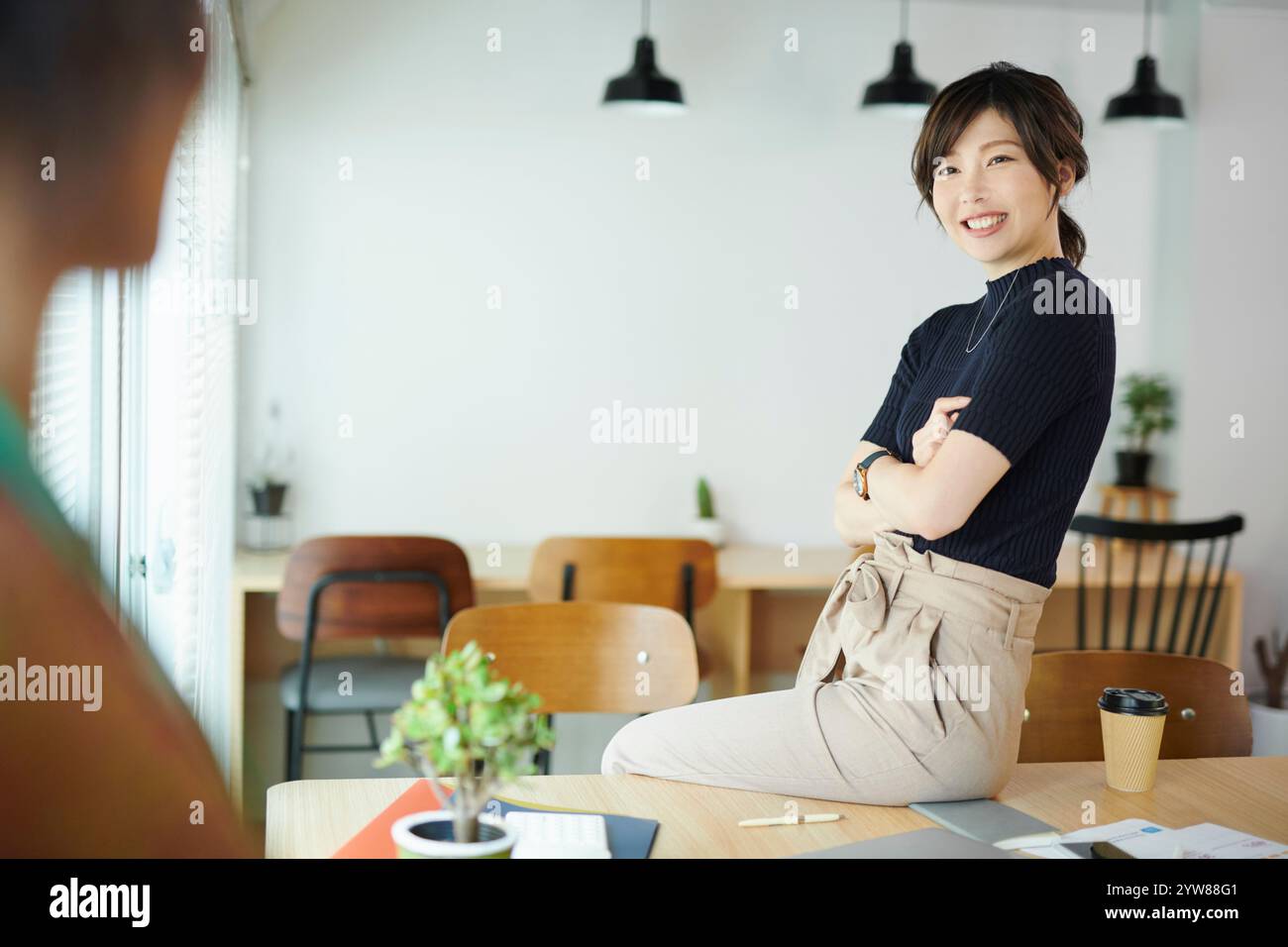Conversation pose hi-res stock photography and images - Alamy