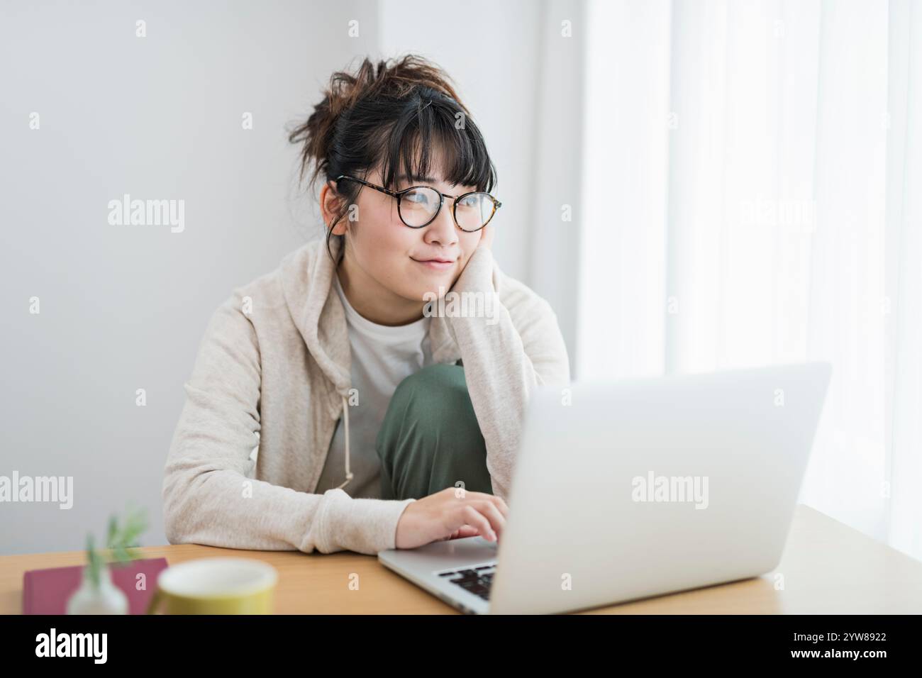 Woman Operating a computer Stock Photo - Alamy