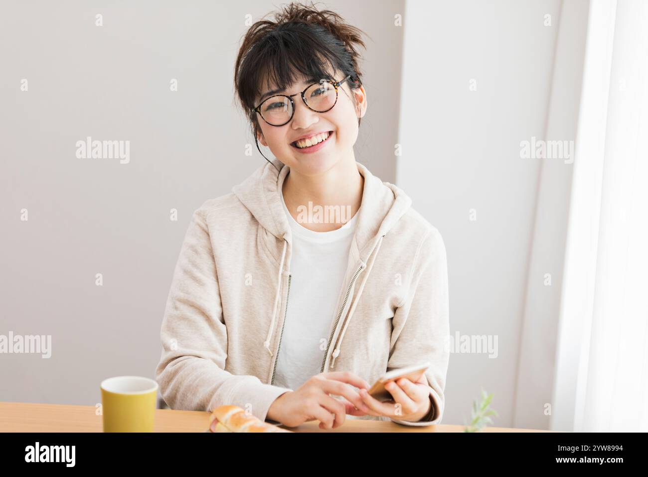 Woman lunch smartphone hi-res stock photography and images - Alamy
